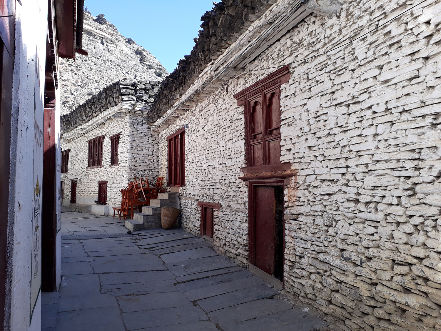 The whitewashed buildings and narrow streets of Marpha. Photo Elen ...